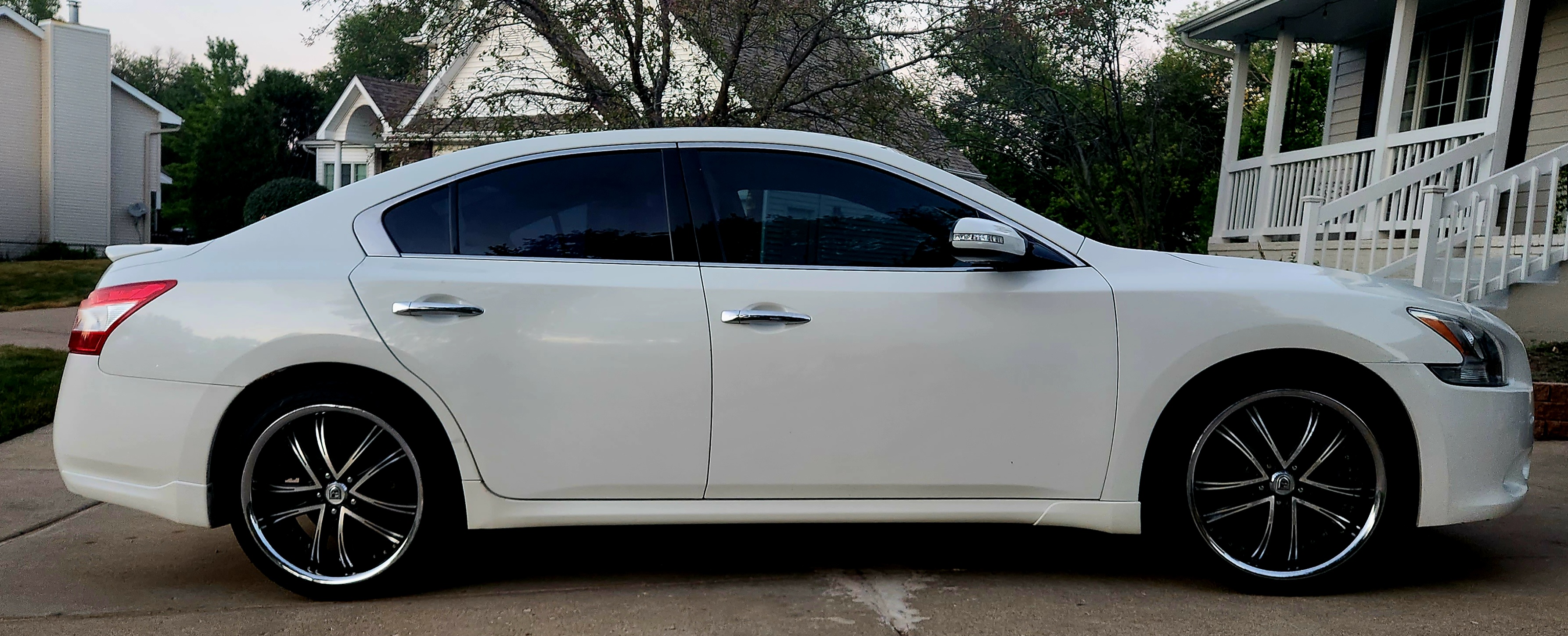 2009 Nissan Maxima White Rims