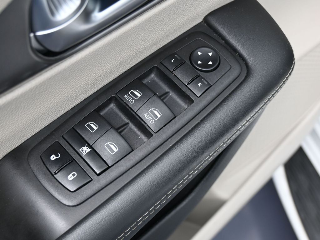 Pre-Owned 2023 Chrysler Pacifica Touring L 4D Passenger Van in Miami ...